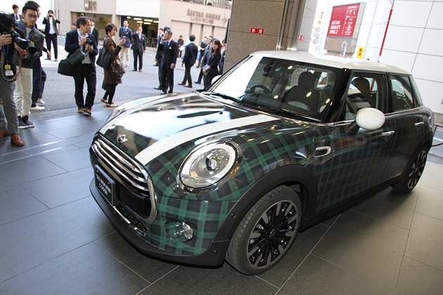 伊勢丹メンズ館に新タータン柄でラッピングされた新型ミニ5door 伊勢丹メンズ館に新タータン柄でラッピングされた新型ミニ5door