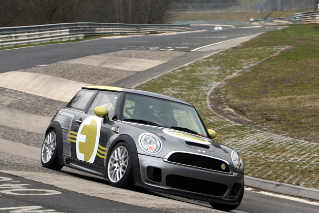 MINI E、電気自動車として初めてニュルを走破|【業界先取り】業界ニュース・自動車ニュース2025国産車から輸入車まで【MOTA】