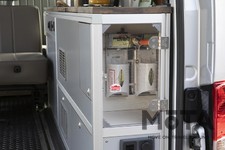 コンパクトなのに驚きの工夫で広々空間に！？ 道具感が楽しめるキャンピングカー「RIW200」|コラム【MOTA】