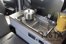 コンパクトなのに驚きの工夫で広々空間に！？ 道具感が楽しめるキャンピングカー「RIW200」|コラム【MOTA】