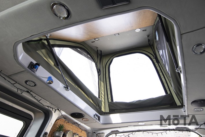 コンパクトなのに驚きの工夫で広々空間に！？ 道具感が楽しめるキャンピングカー「RIW200」(画像ギャラリー No.3) | 特集【MOTA】