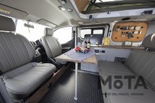 コンパクトなのに驚きの工夫で広々空間に！？ 道具感が楽しめるキャンピングカー「RIW200」|コラム【MOTA】