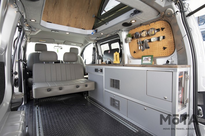 コンパクトなのに驚きの工夫で広々空間に！？ 道具感が楽しめるキャンピングカー「RIW200」(画像ギャラリー No.2) | 特集【MOTA】