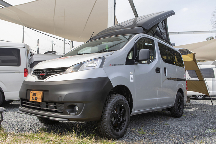 コンパクトなのに驚きの工夫で広々空間に！？ 道具感が楽しめるキャンピングカー「RIW200」|コラム【MOTA】