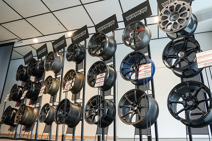 RAYSホイールの新作「CE28N‐plus」が登場！ 発表会でプロドライバーがその実力を試す(画像ギャラリー No.27) | 特集【MOTA】