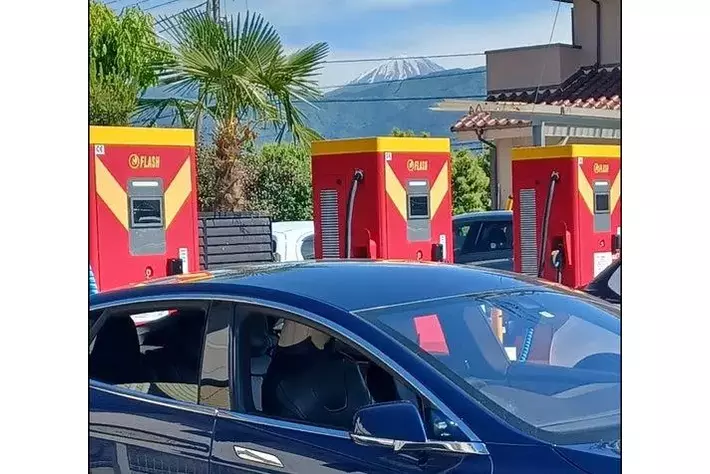 【日本初の3台設置EV充電ステーションが山梨県に完成】最大180kWのEV超急速充電器「FLASH」を同一箇所に3台設置(画像ギャラリー No.1) | 【業界先取り】業界ニュース・自動車 ...